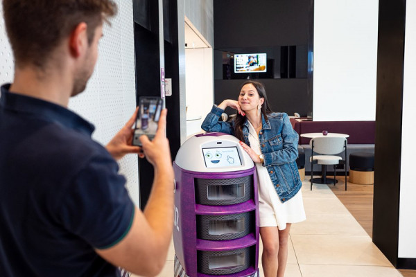 Dos robots en el equipo del primer Yotel de la Península Ibérica ...