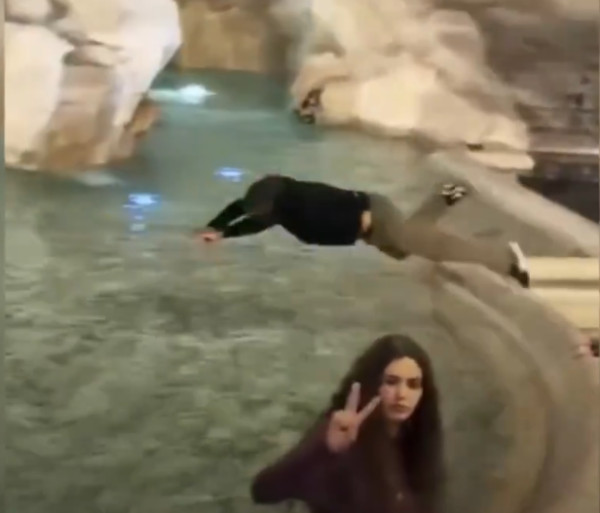 Un turista se baña en la Fontana di Trevi y esta es la multa que le ha ...