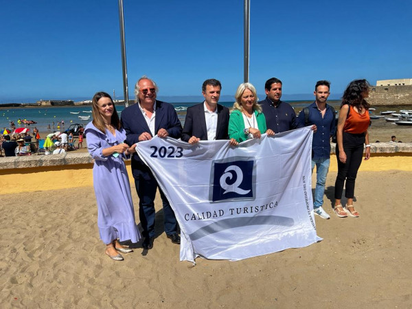 El alcalde de Cádiz y el presidente del ICTE izan la Bandera Q en La Caleta